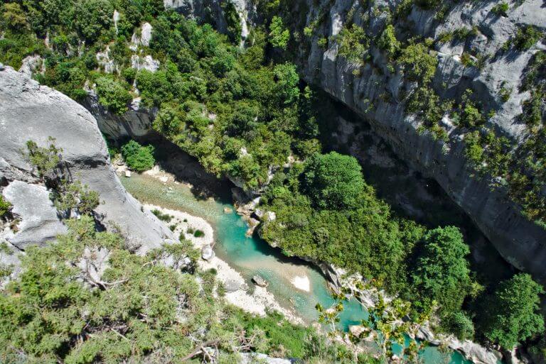 Travel guide to backpacking France on a budget