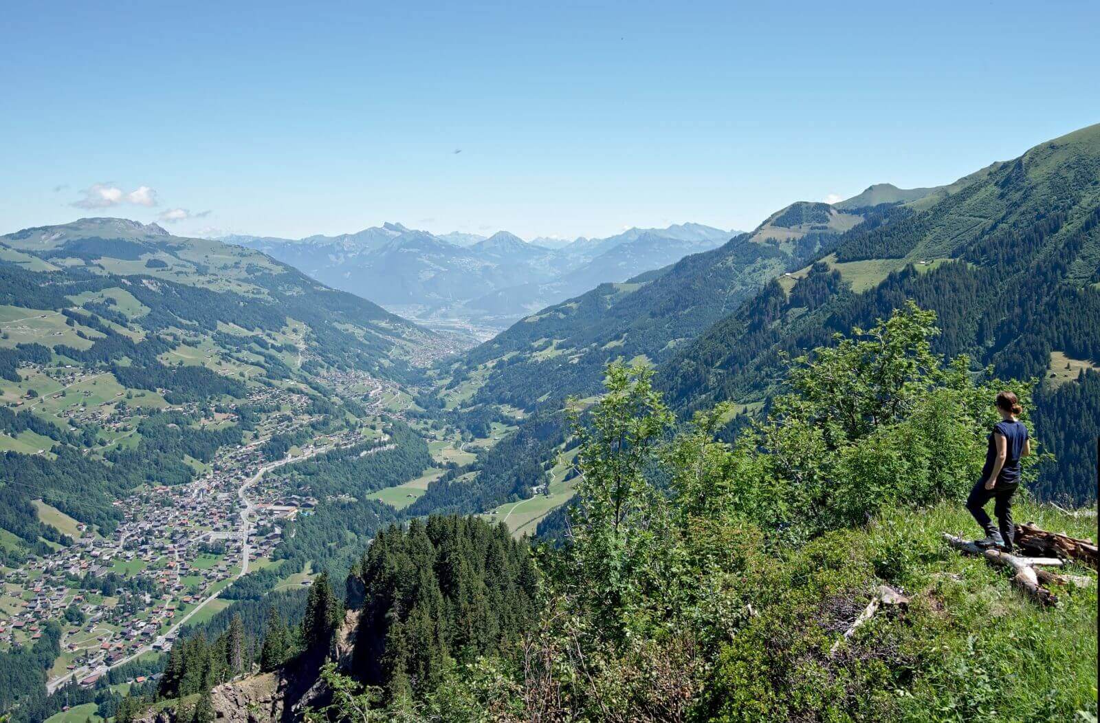 Hiking in Switzerland: The Sanetsch pass between Valais and canton Bern