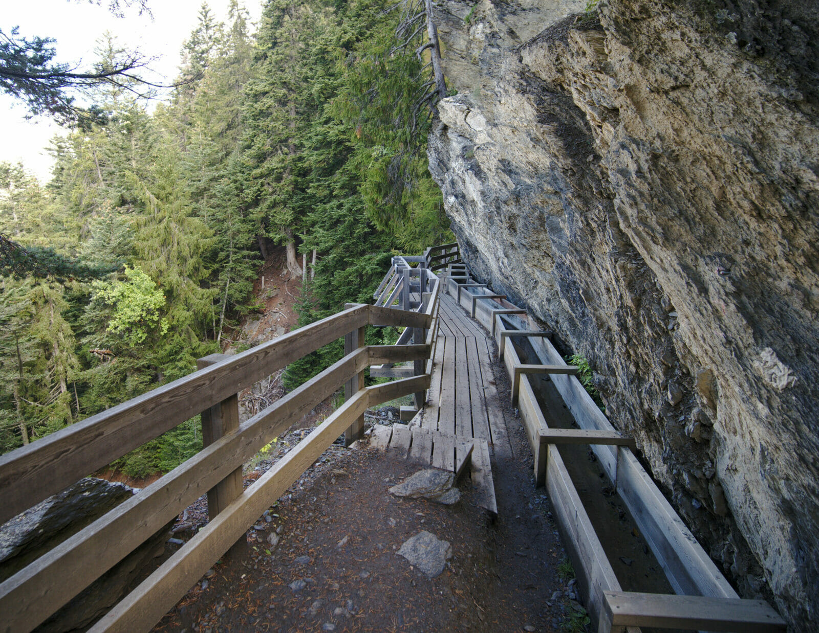 Hiking bisse du Ro to Tseuzier lake and back along bisse de Lens
