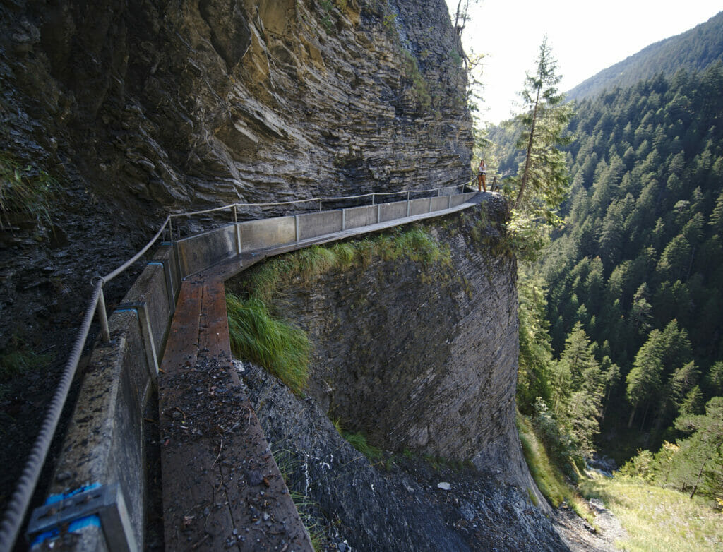 Hiking bisse du Ro to Tseuzier lake and back along bisse de Lens