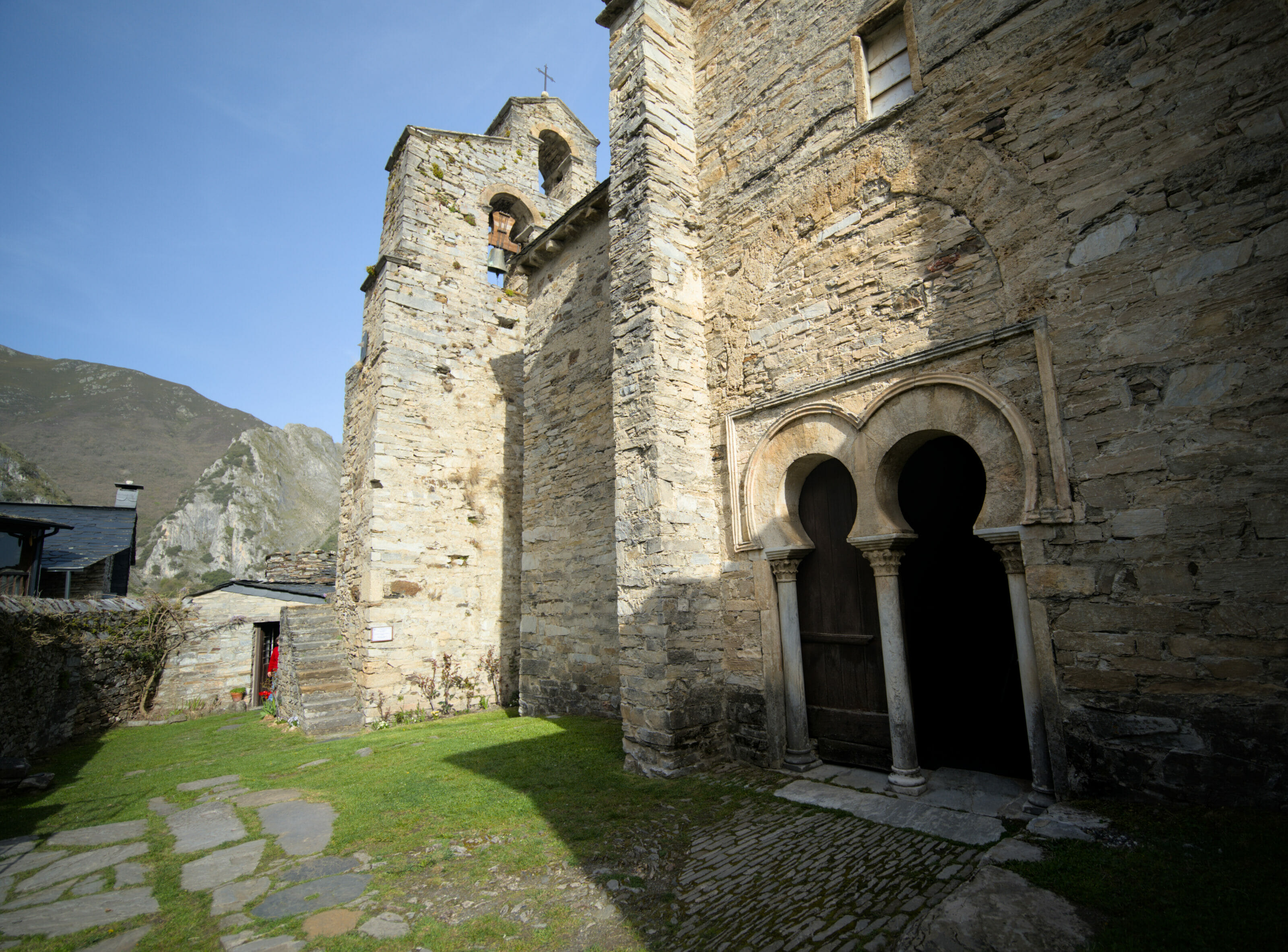 Visit to Peñalba de Santiago and the Episcopal Palace of Astorga
