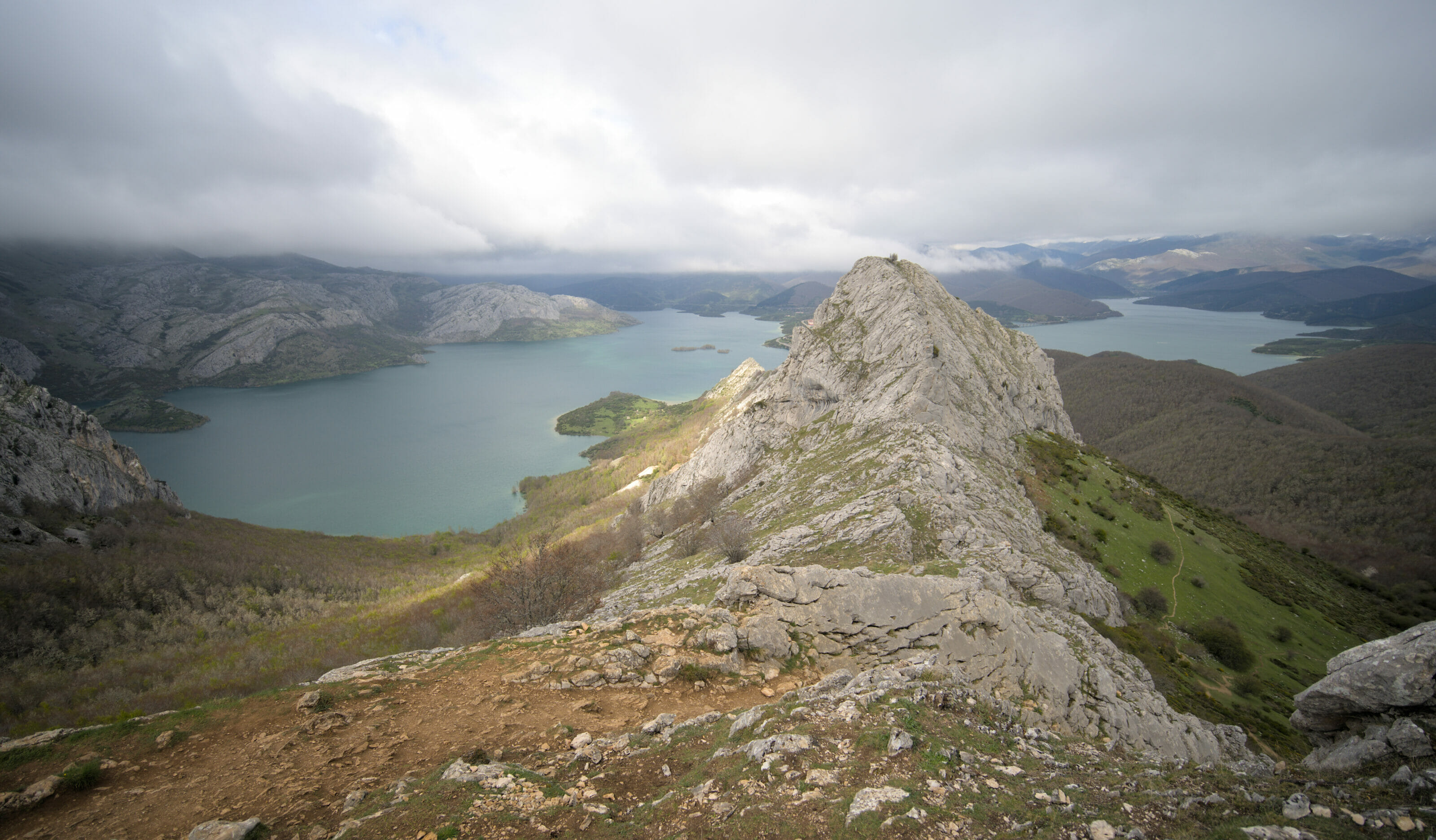 Ascent of Pico Gilbo (1679m) from the village of Riaño (map + GPX)