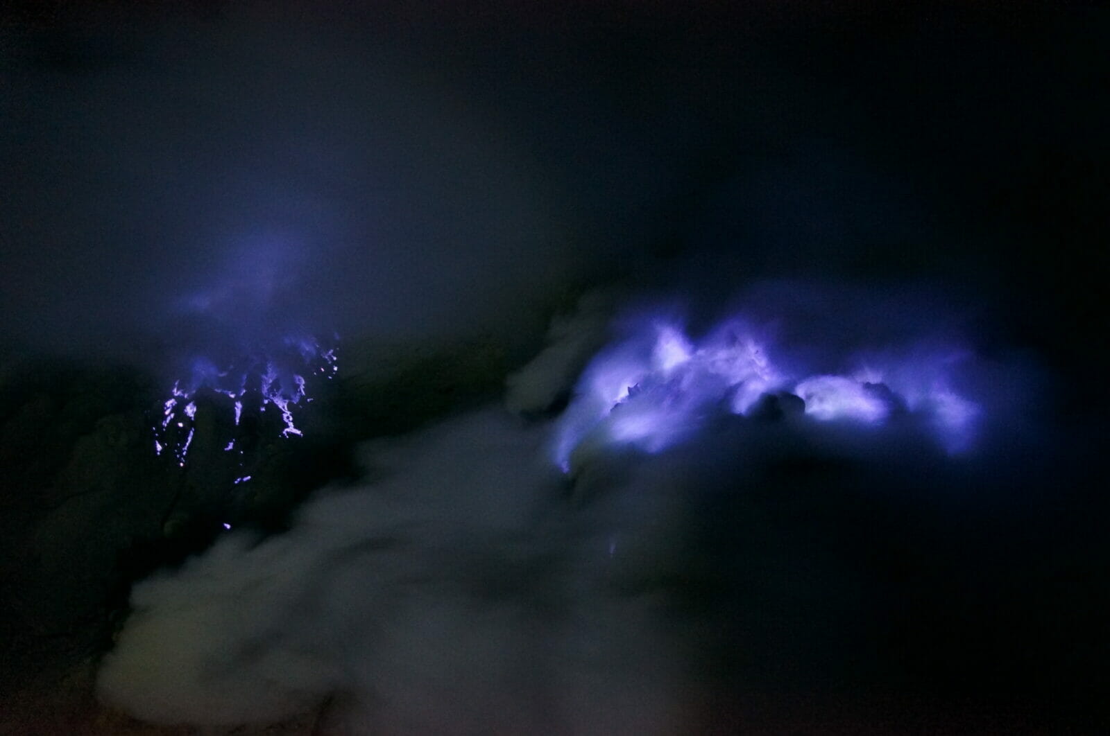 Kawah Ijen: our travel guide to see the blue fire in Indonesia!