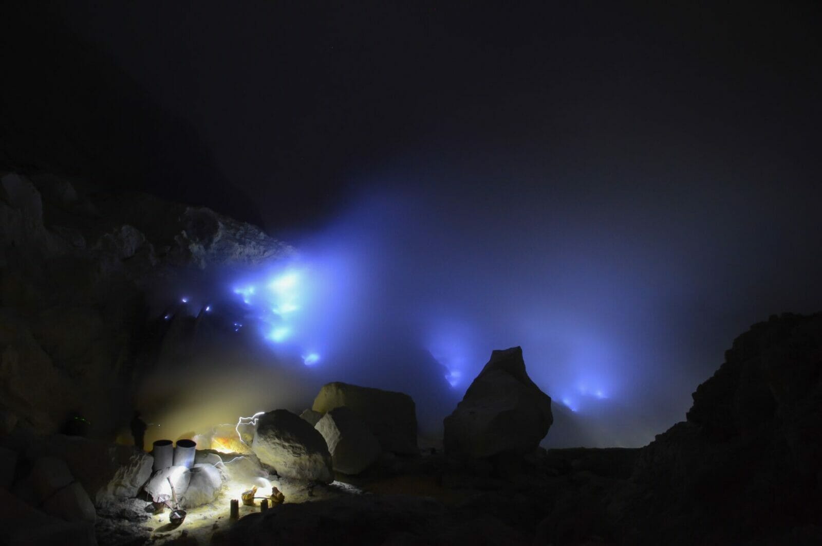 Kawah Ijen: our travel guide to see the blue fire in Indonesia!