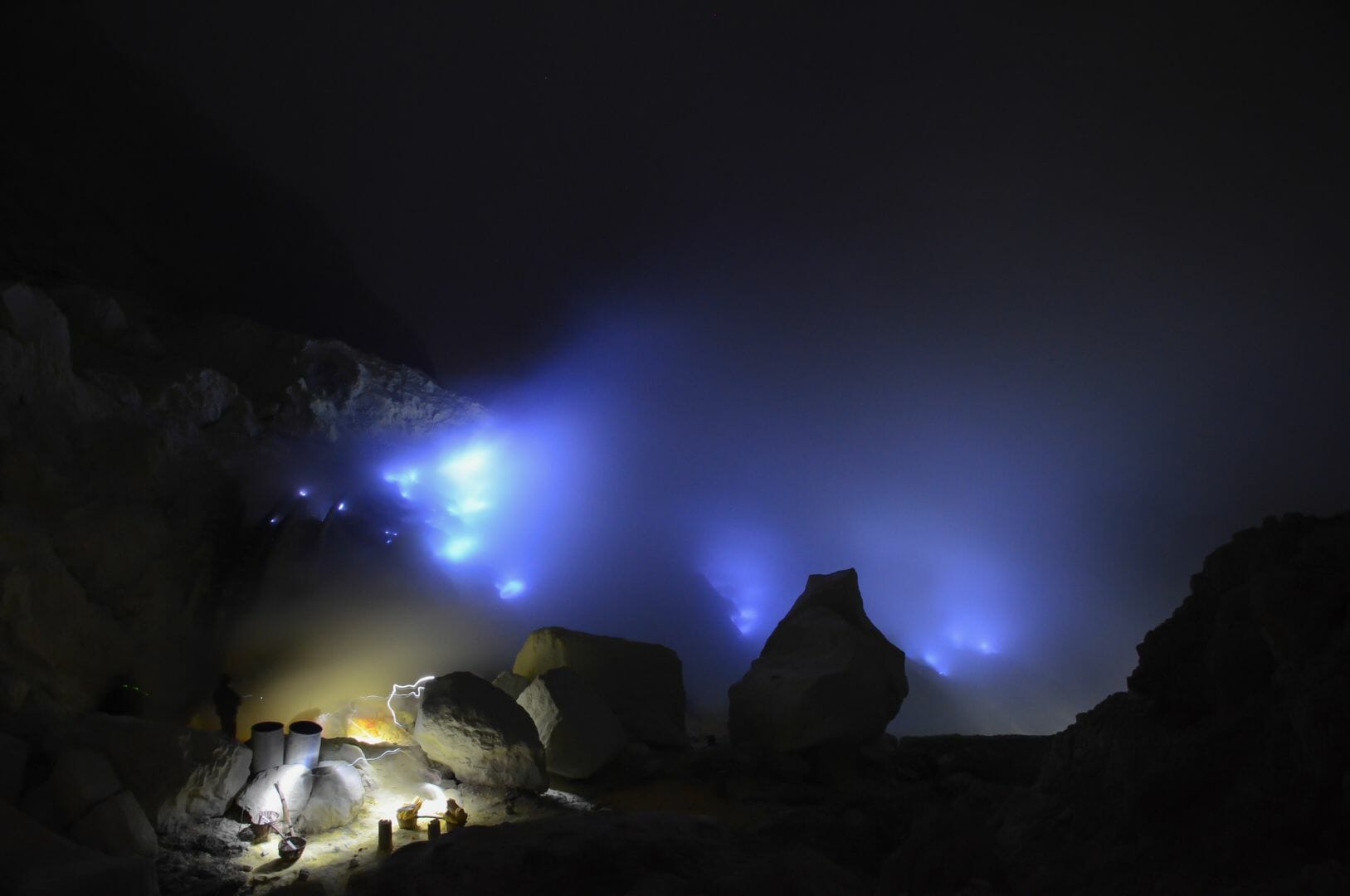 Kawah Ijen: our travel guide to see the blue fire in Indonesia!