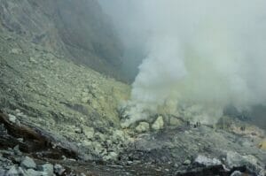 Kawah Ijen: our travel guide to see the blue fire in Indonesia!
