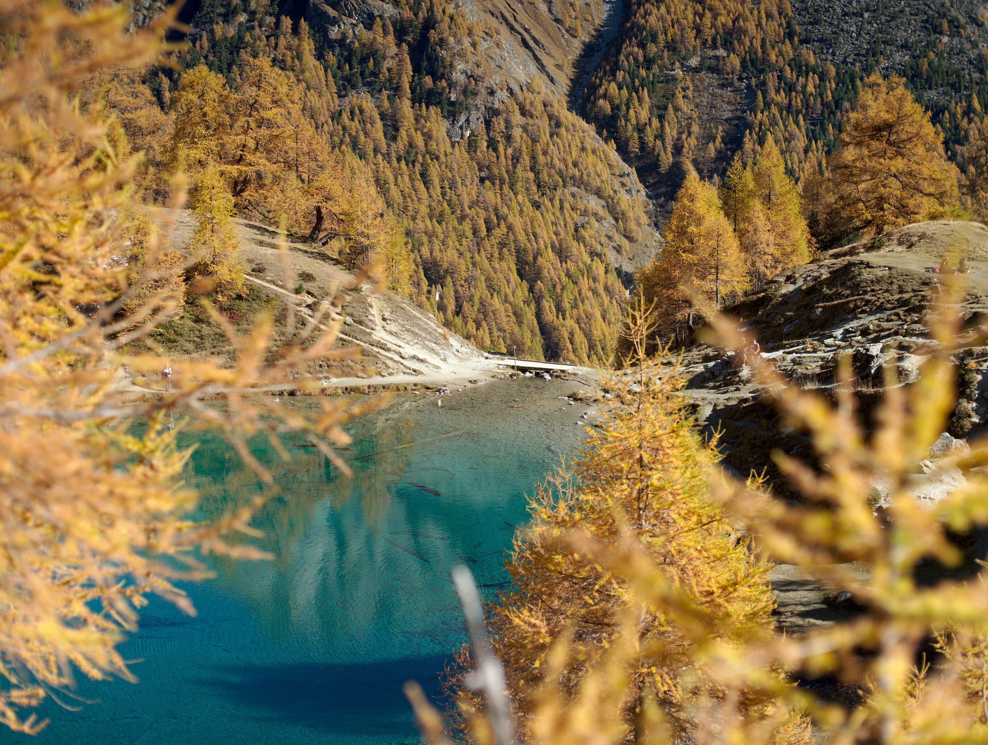 Lac Bleu Arolla: 5 hiking routes to get there