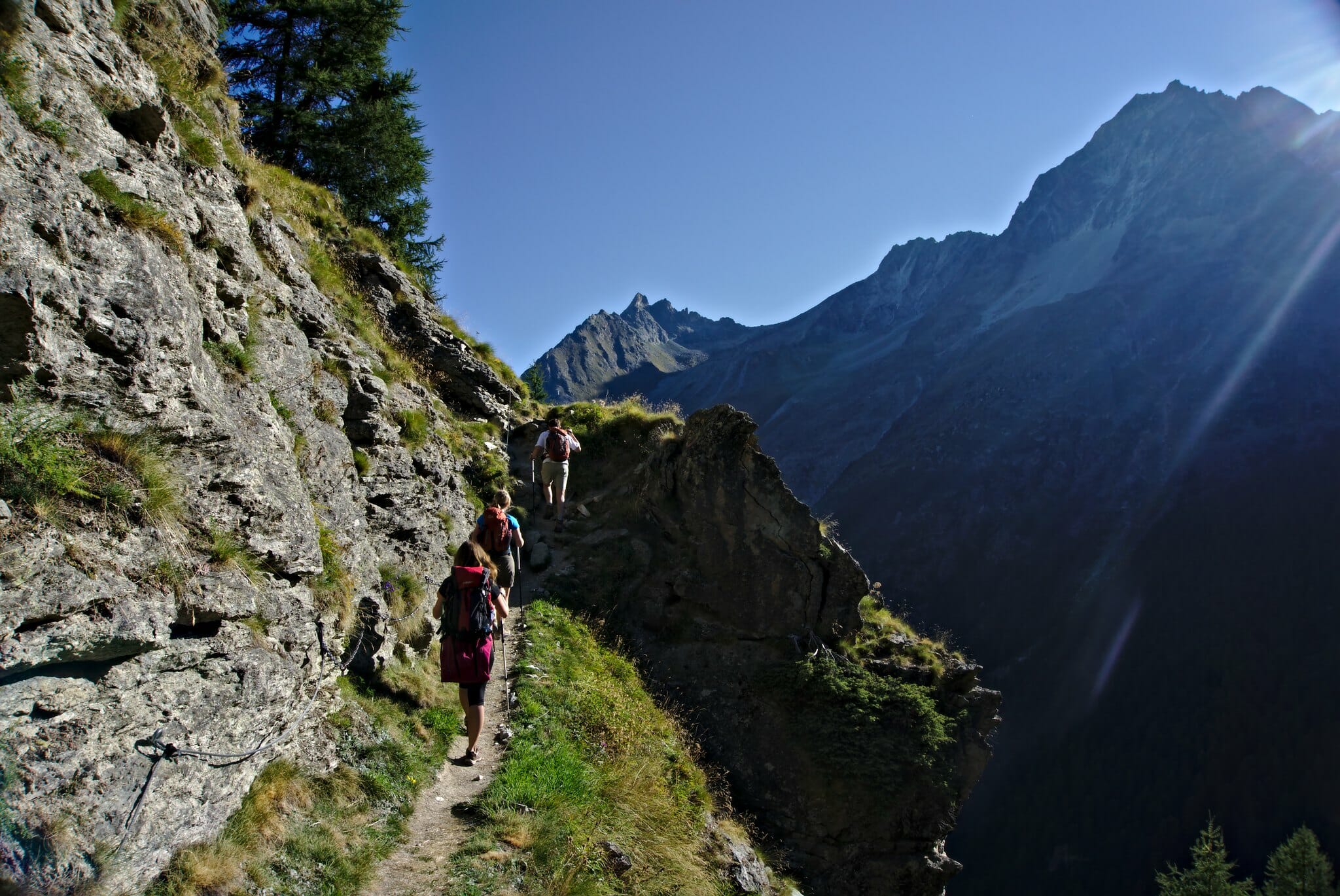 Lac Bleu Arolla: 5 hiking routes to get there