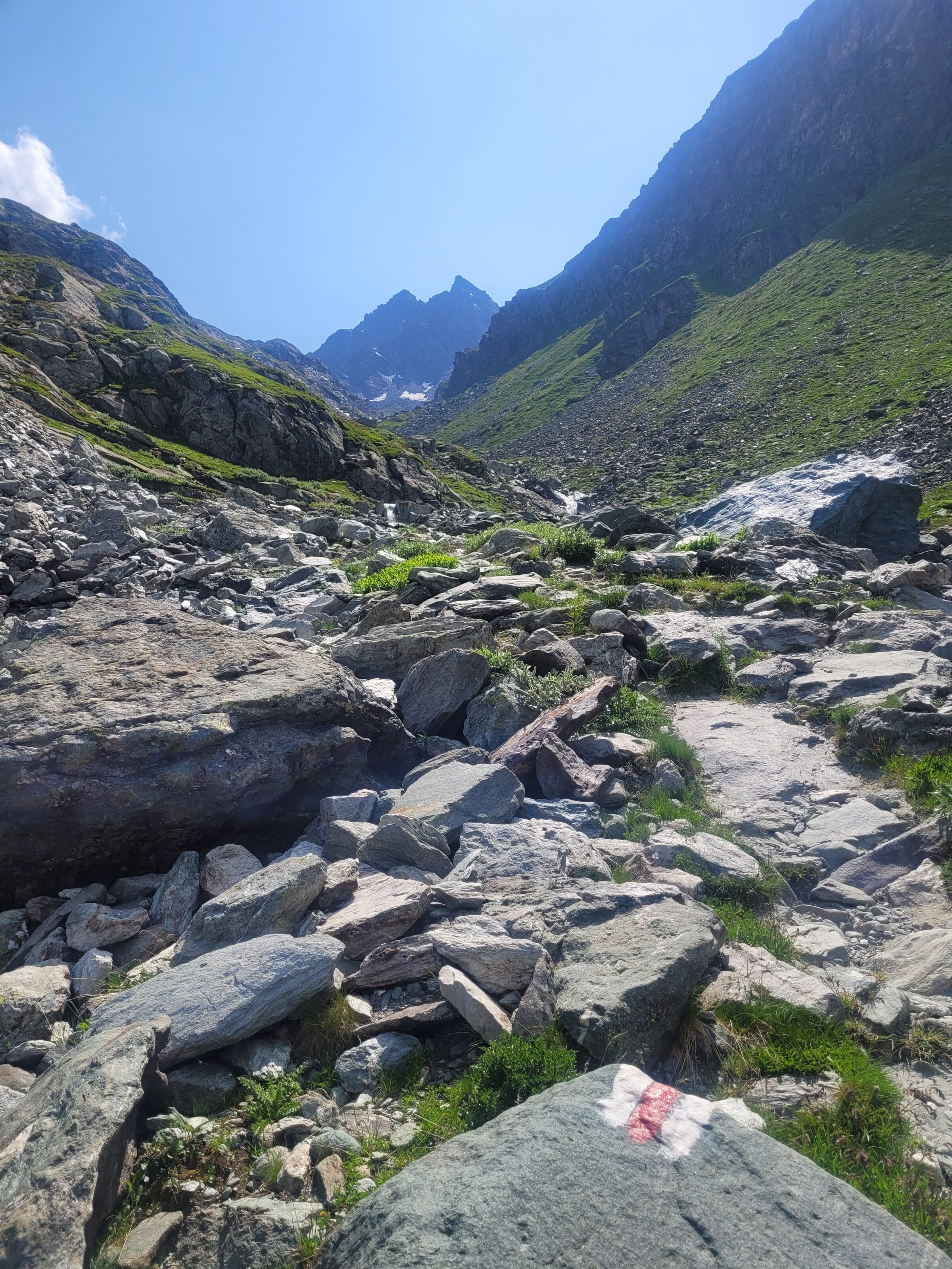 Hike from Grande Dixence to the Prafleuri hut