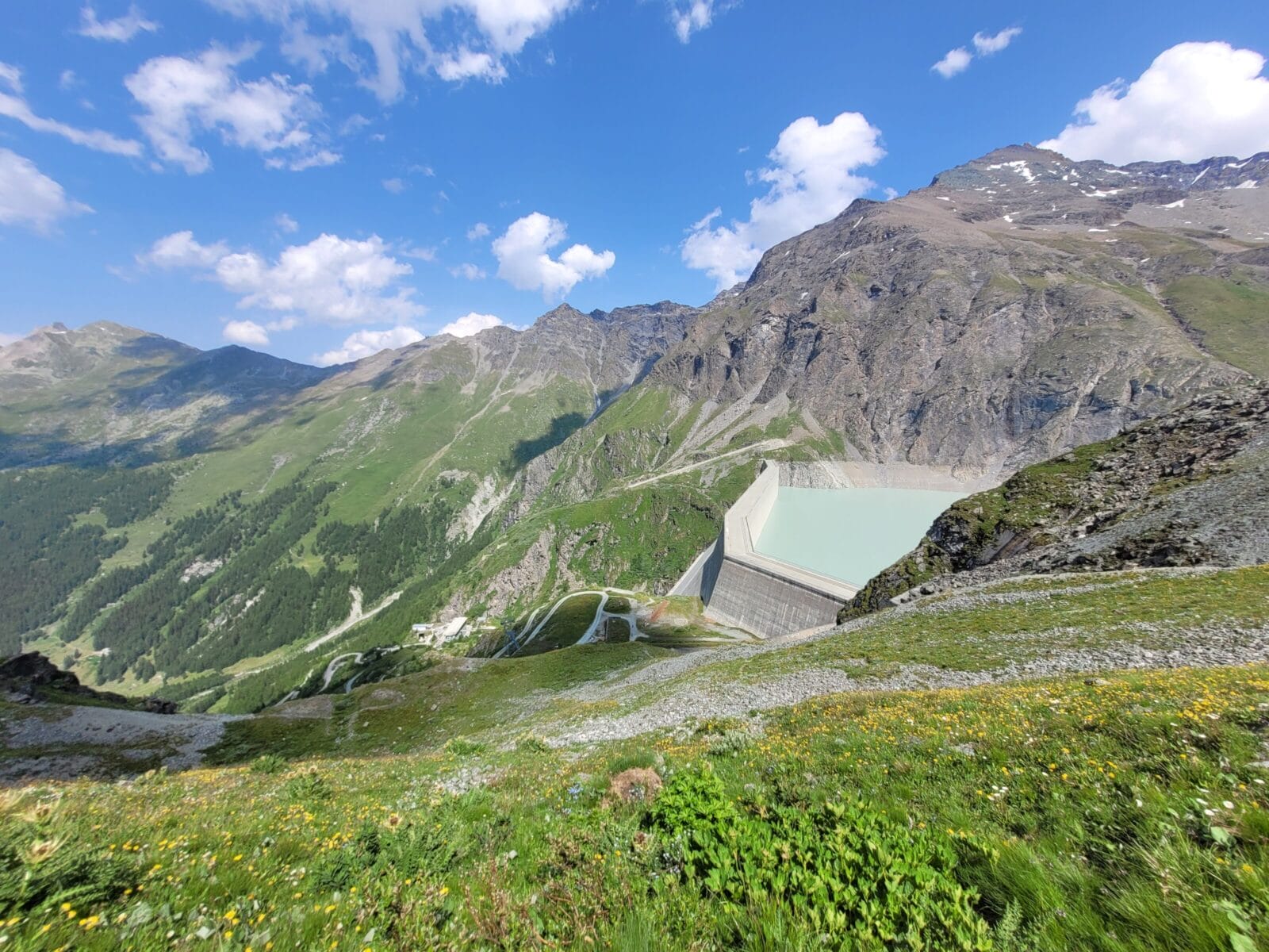 Hike from Grande Dixence to the Prafleuri hut