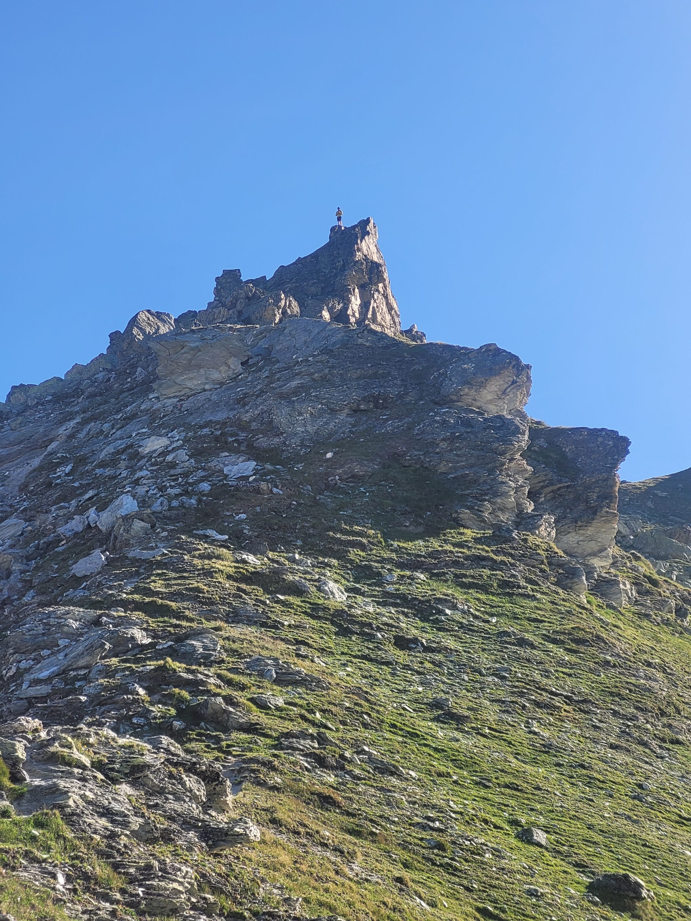 Hike from Grande Dixence to the Prafleuri hut