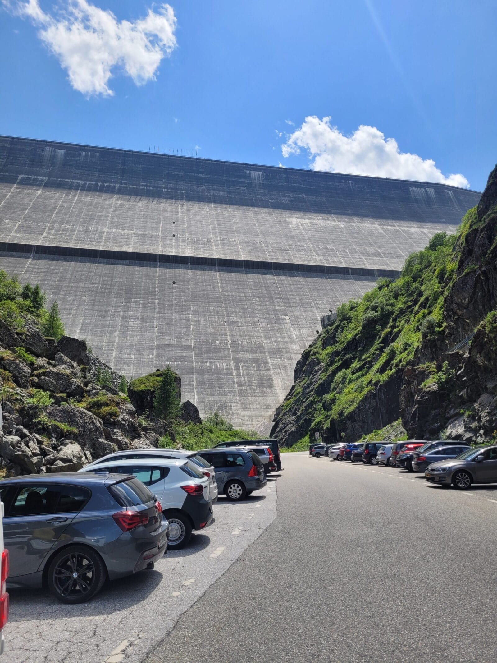 Hike from Grande Dixence to the Prafleuri hut