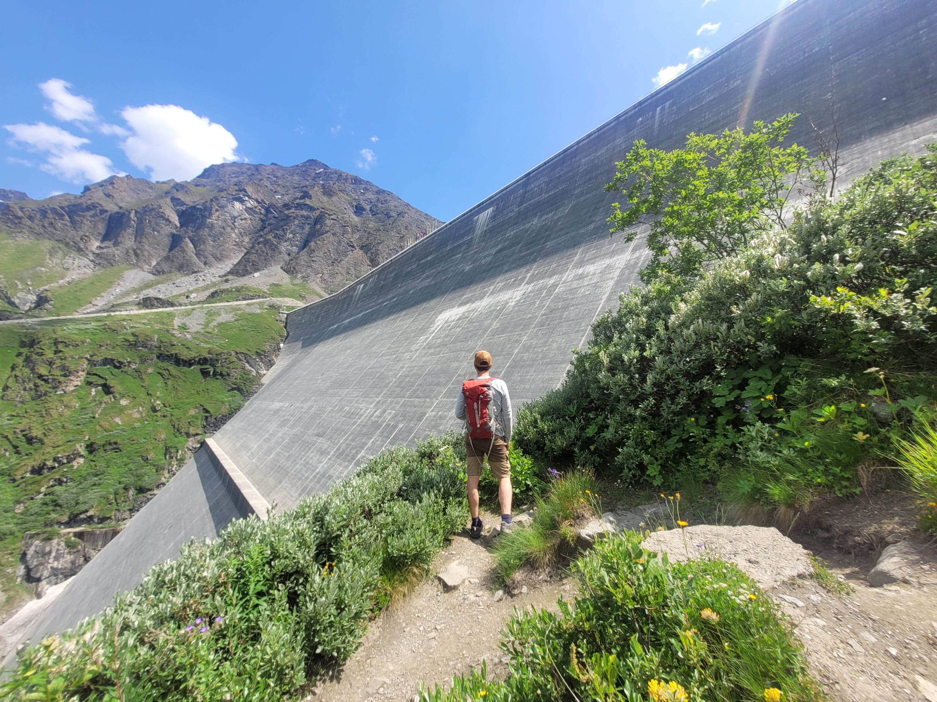 Hike from Grande Dixence to the Prafleuri hut