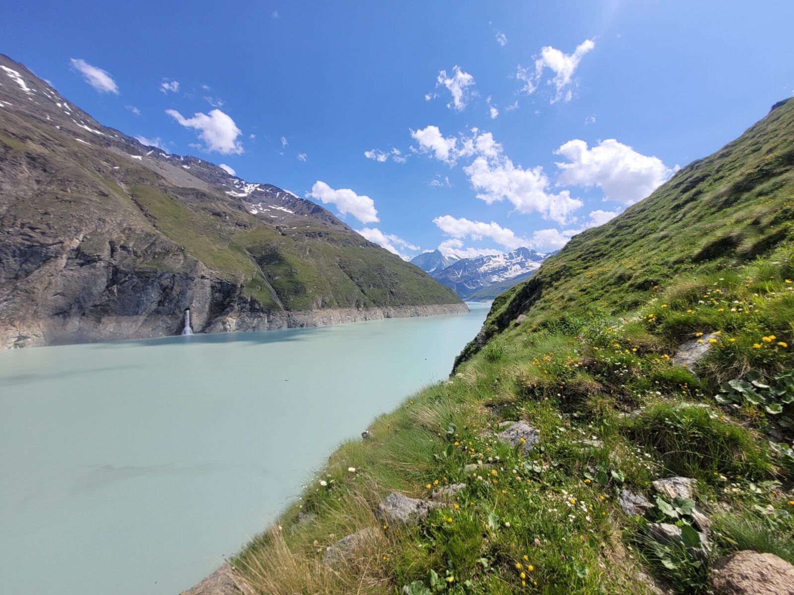 Hike from Grande Dixence to the Prafleuri hut