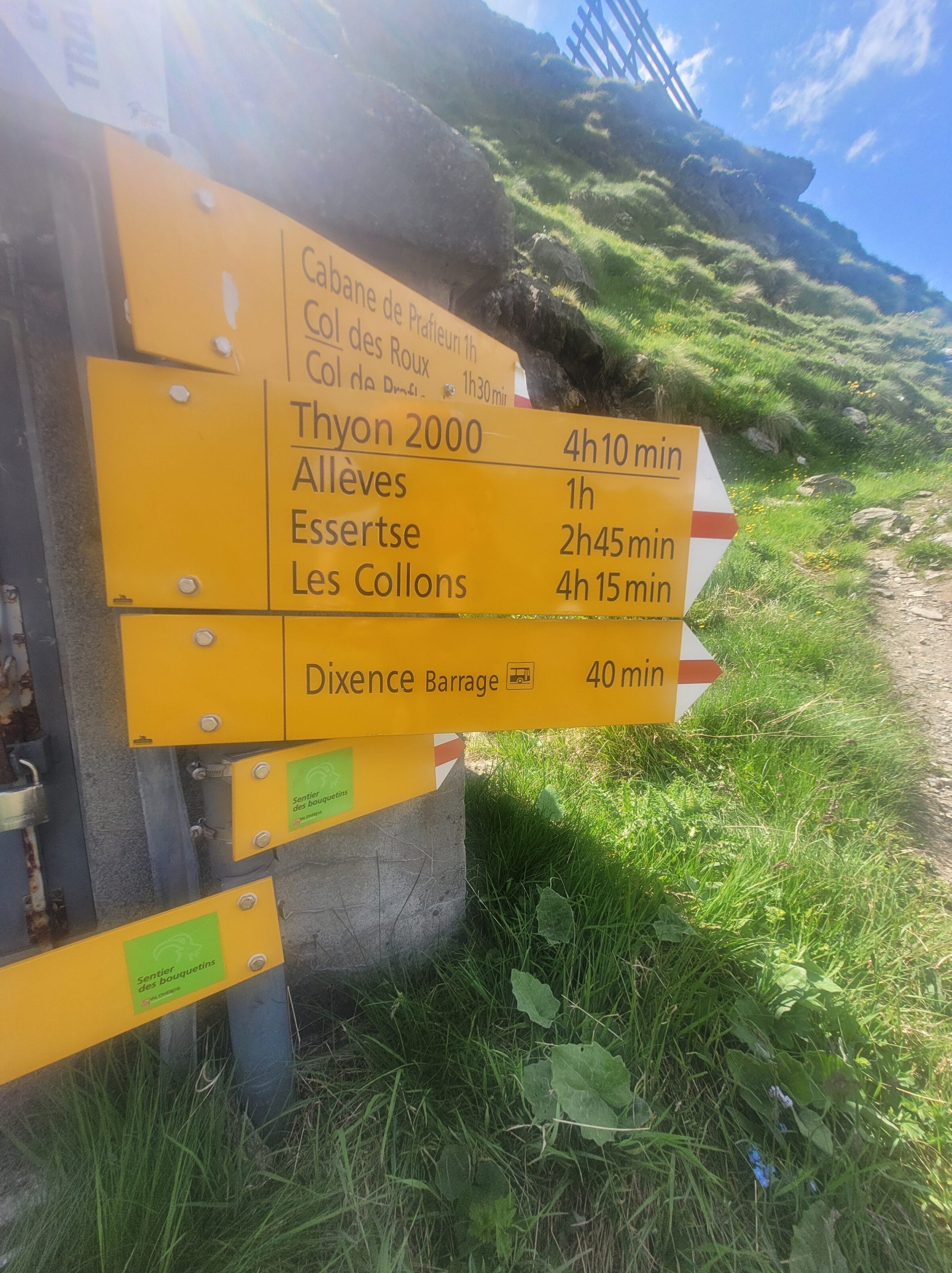 Hike from Grande Dixence to the Prafleuri hut