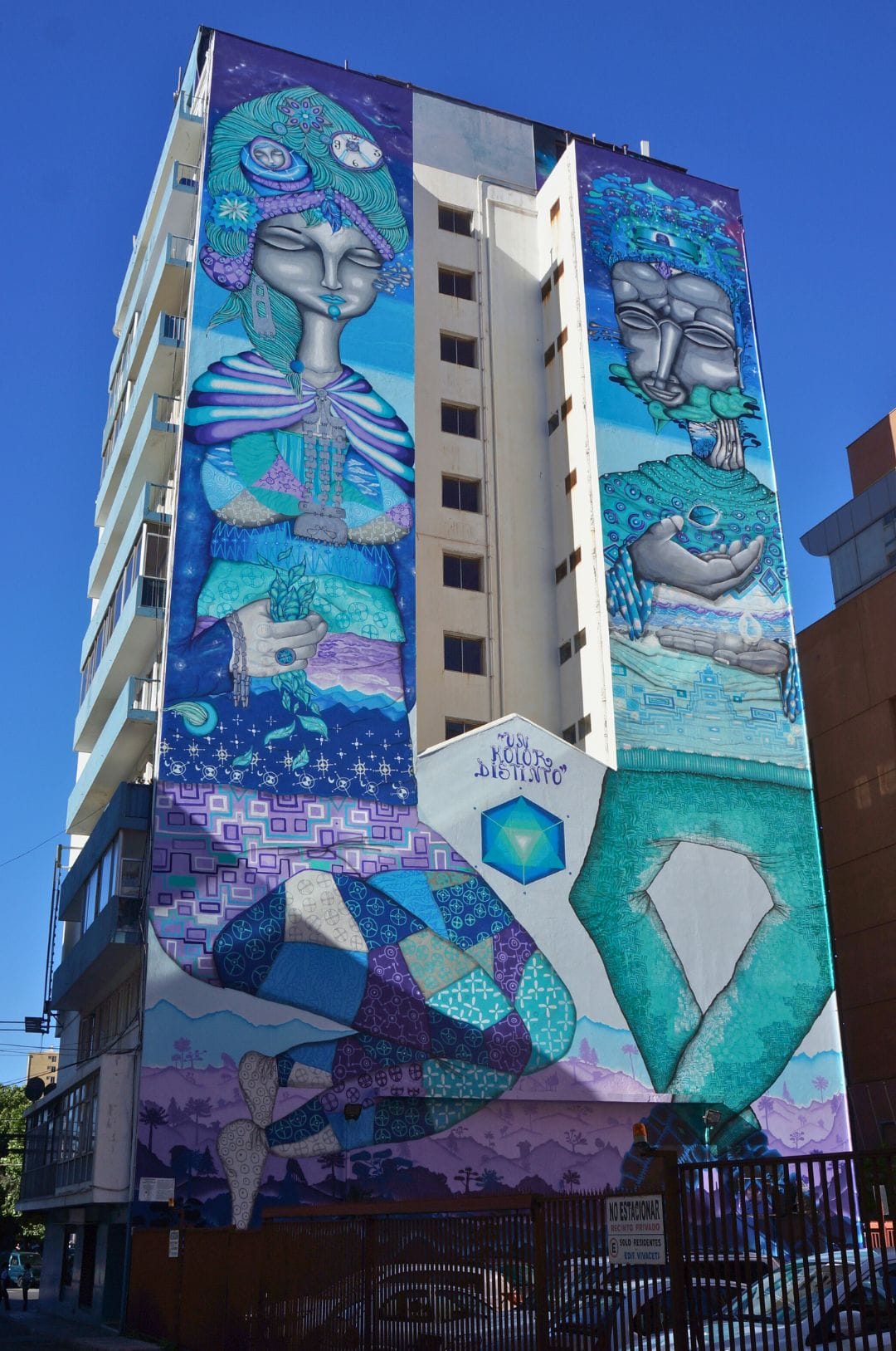Valparaíso: our travel guide to visit Chile's most colorful city!