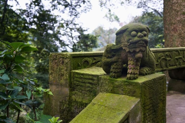 How to visit Mount Emei and hike to the top: our complete guide!
